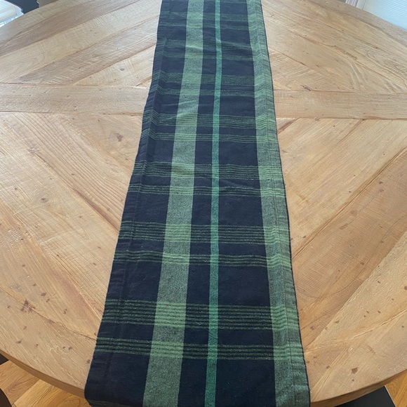 Magnolia | Dining | Nwot Home And Hearth Runner Magnolia Green And ...